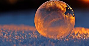 Fini le givre ! Causes et astuces pour un congélateur sans glace